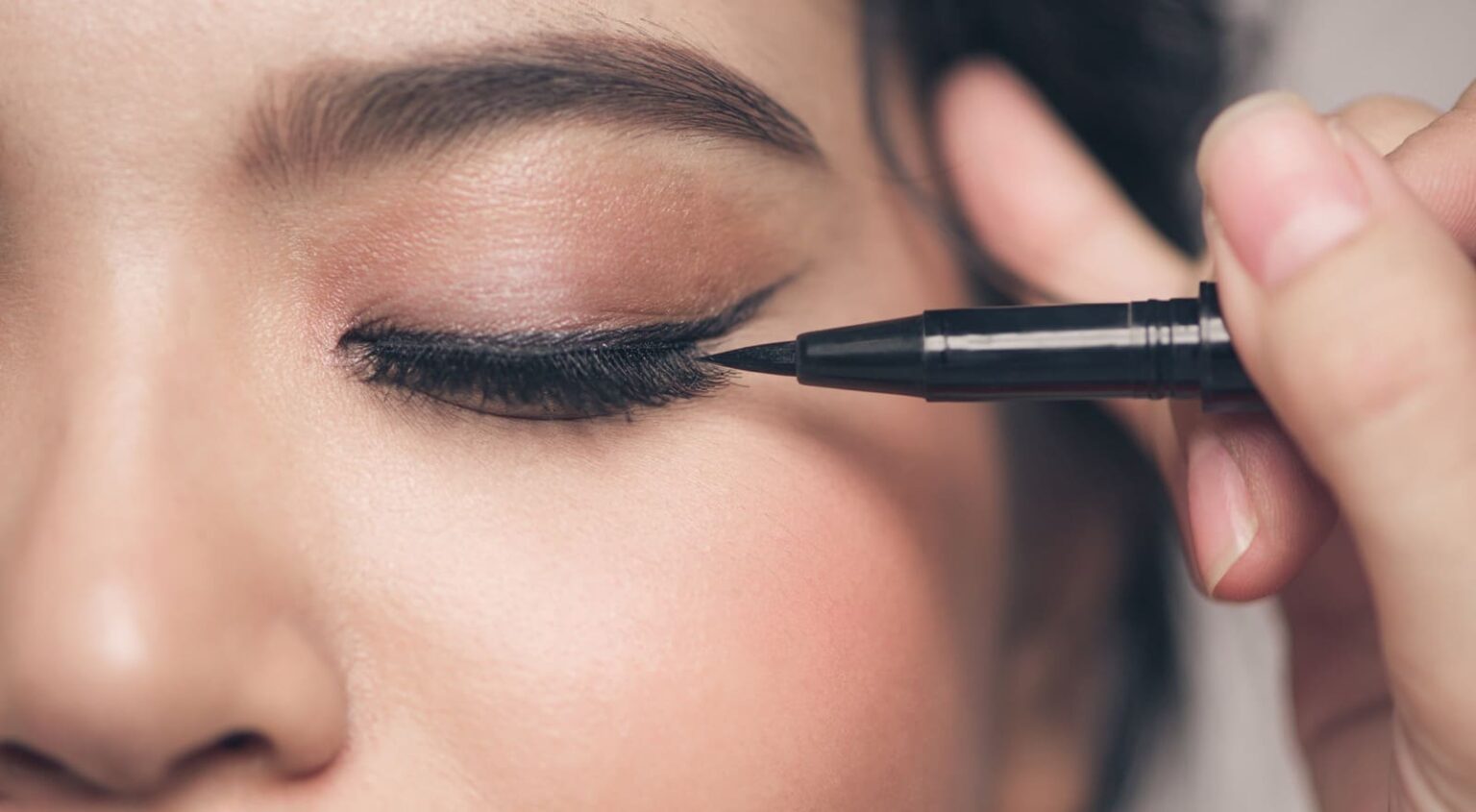27 Eyeliner Styles and Looks for all Types of Eye Shapes